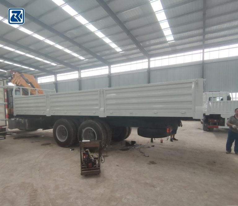 Conduire un camion-grue HOWO : Conseils de sécurité et d'efficacité